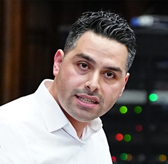 Gent meclisinde Burak Nallı Vlaamse Belang meclis üyesi Jonas Naeyaert ile tartıştı - BelemTürkTv