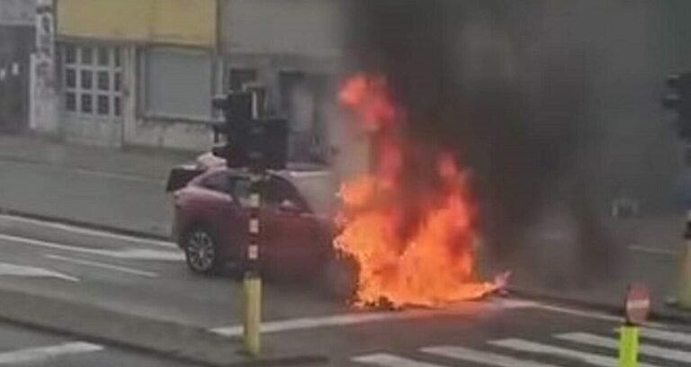 Gent Rooigemlaan'da bir araba henüz bilinmeyen bir nedenle yandı ...